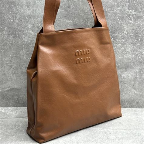 Купить Кожаная сумка хобо Miu Miu с логотипом по цене от 11 900 р в Москве по низкой цене