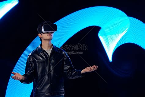 검은 배경 빛 사진 우주에 Vr 안경을 쓴 남자 사진 무료 다운로드 Lovepik