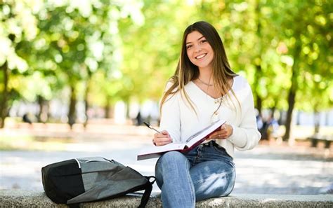 Imágenes De Universitaria Mujer Descarga Gratuita En Freepik