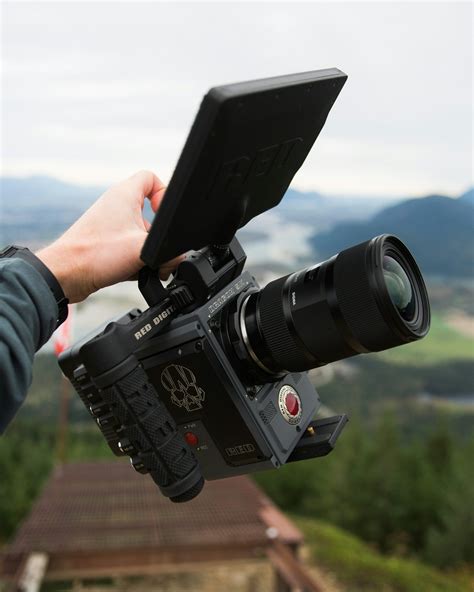 비디오 카메라를 들고 있는 사람 사진 Unsplash의 무료 캐나다 이미지