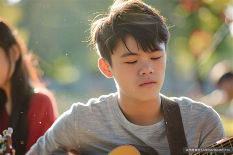 弹吉他的积极青年png下载编号672436822642661154 设图网