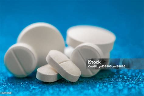 의약품 및 준비 의료 배경 정제와 알약은 파란색 배경에 흰색 세트입니다 건강과 치료 개념 질병 및 치료 기호 0명에 대한 스톡 사진 및 기타 이미지 Istock