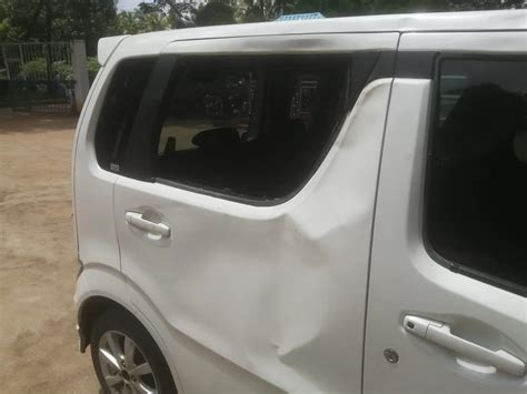 විදේශික සංචාරකයන් ගිය මෝටර් රථයකට වන අලියෙකු පහරදෙයි ඡායාරූප Dasatha Lanka News