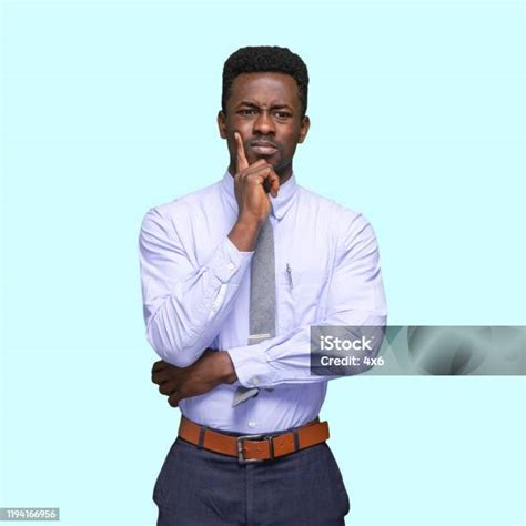 전면보기 카메라 허리 세로 1 명 만 2029세 성인 잘생긴 사람 곱슬 머리 짧은 머리 아프리카 민족 아프리카 계 미국인 민족 세대 Z 남성 젊은 남자 서 사업가에 대한