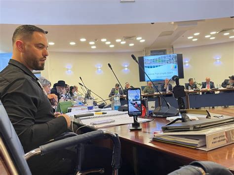 ישיבת המועצה בשידור פיראטי חבר המועצה עמירם בן זקן בלייב אשדודי יש לנו חדשות בשבילך