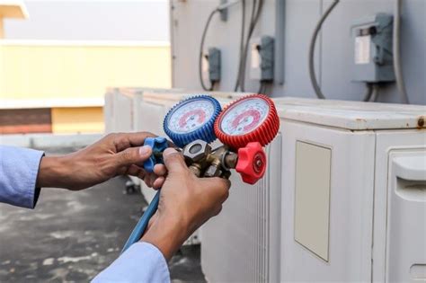 Техник проверяет кондиционер, измерительное оборудование для заправки ...