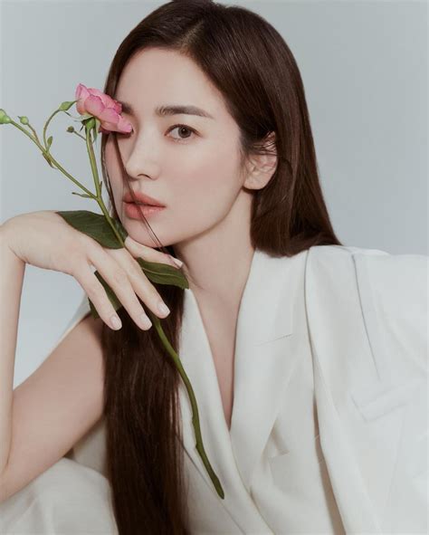 宋慧乔拍花样写真登时尚杂志 40岁冻龄颜值美如初 眼界，放眼世界
