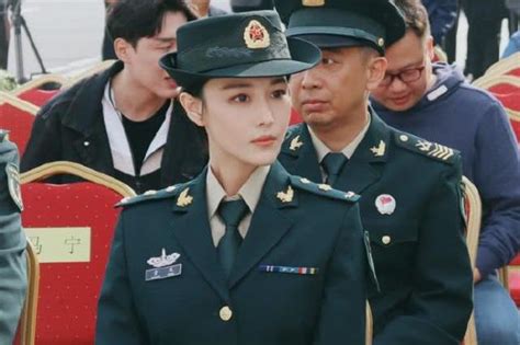 张馨予产后首部剧演军医，为角色剪短发牺牲大，军装造型英姿飒爽号手就位发布会军人李易峰黄文新浪新闻