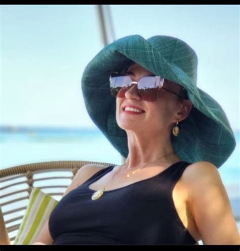 След 5 месеца затворена в ателието Аделина Йотова показва 18 приказни пейзажа от несъществуващи