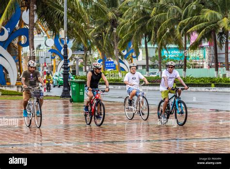 Radfahren Im Regen Stockfotos Und Bilder Kaufen Alamy
