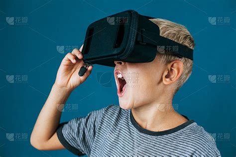 小男孩戴着虚拟现实眼镜