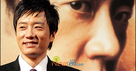 포토엔 김명민포스터랑 눈빛은 다르죠