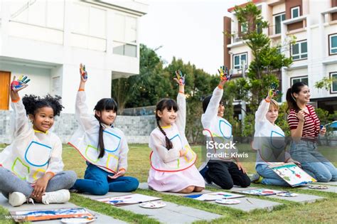 학교 정원에서 야외에서 칠하는 학생 그룹 사랑스러운 아이들은 초등학교에서 수채화 물감과 붓으로 예술 그림을 그리는 법을 배웁니다