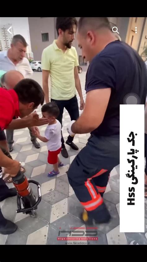 گیر کردن پسر بچه لای در جک برقی