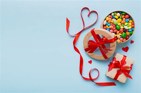 발렌타인 데이 구성 달콤한 사탕 활과 빨간색 펠트 하트가 있는 선물 상자 사진 템플릿 배경 복사 공간이 있는 상단 뷰 0명에 대한 스톡 사진 및 기타 이미지 Istock