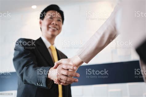 사무실에서 행복 한 아시아 관리자와 히스패닉 사업가 사이의 악수 거래자에 대한 스톡 사진 및 기타 이미지 거래자 경례 경영자 Istock