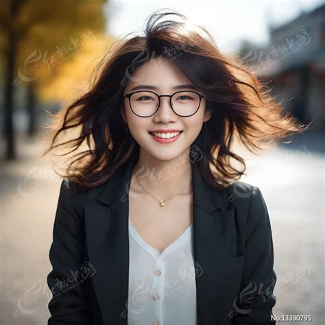 戴着眼镜的甜美女孩ai图片下载 红动中国