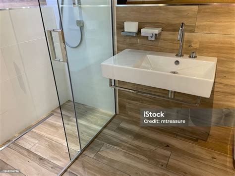 크롬 타월 레일 별도의 샤워 칸막이 슬라이딩 패널 유리 문 크롬 벽 매달려 방향 샤워와 흰색 직사각형 싱크대와 스웨덴 스타일의 욕실 스위트의 이미지 마룻바닥에 대한 스톡