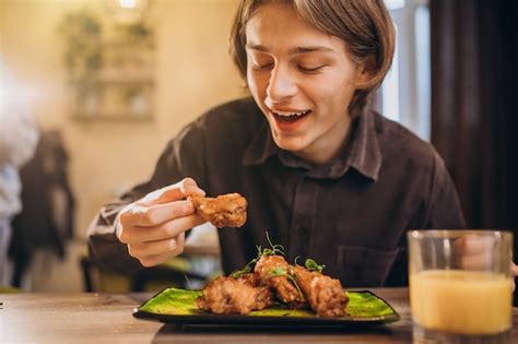 Imágenes De Comiendo Pollo Asado Descarga Gratuita En Freepik