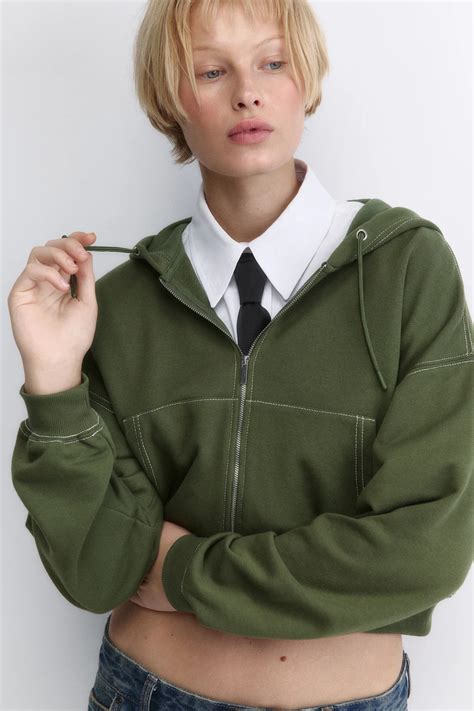 Как носить худи идеи образов с толстовкой с капюшоном женской