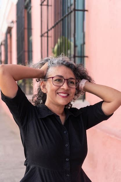 Premium Photo Hispanic Woman In Glasses Posing In The City
