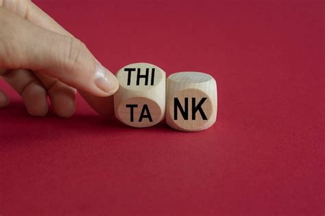 Símbolo Del Think Tank El Hombre De Negocios Convierte Un Cubo De