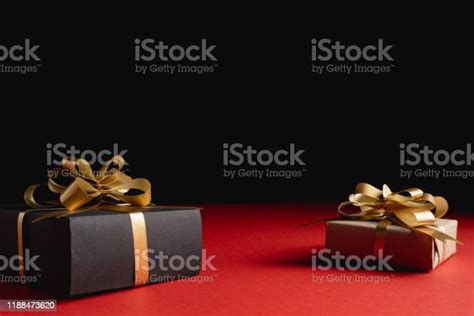 휴일 배경입니다 빨간색과 검은 색 배경에 다양한 수제 선물 상자 최소한의 스타일과 발렌타인 데이 개념 플랫 레이 복사 공간 검은색에 대한 스톡 사진 및 기타 이미지 Istock