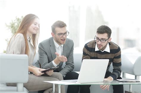 새로운 비즈니스 프로젝트에 대 한 비즈니스 팀 아이디어와 논의 하는 사업 경영자에 대한 스톡 사진 및 기타 이미지 경영자 계획 금융 Istock