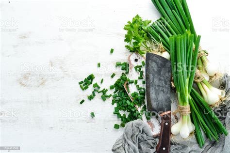 나무 테이블에 녹색 양파를 슬라이스 신선한 야채 평면도 텍스트를 위한 여유 공간 건강한 식생활에 대한 스톡 사진 및 기타 이미지