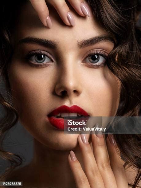 연기가 자욱한 눈 화장과 붉은 립스틱과 아름 다운 여자의 얼굴 사람들에 대한 스톡 사진 및 기타 이미지 사람들 손 흔들기 한 사람 Istock