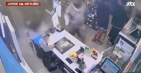 편의점 직원에게 물건 던지고 성기 노출한 남성 신고하자 “조심해라”