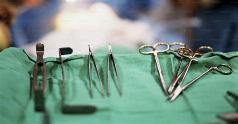 테이블 위에 앉아 있는 수술 기구 그룹 사진 Unsplash의 병원 이미지
