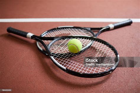 빨간 바닥에 누워 테니스 전문 장비의 클로즈업 코트에 공을 쌓아 라켓 0명에 대한 스톡 사진 및 기타 이미지 0명 개인 경기 개체 그룹 Istock