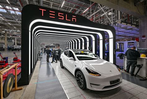 テスラが創業20周年、“イーロン・マスク劇場”と歩んだ激動の歴史 Wired Jp