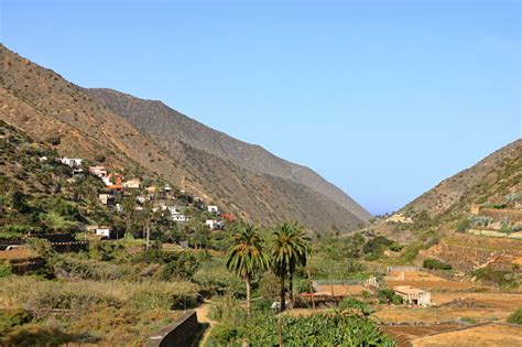 라 고메라 섬의 발레 헤르모소 마을과 계곡의 다채로운 주택 카나리아 제도 스페인 0명에 대한 스톡 사진 및 기타 이미지 0명 Vallehermoso Canary