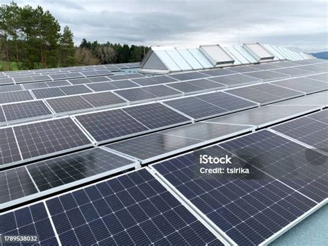 현대 건물에서 재생 에너지를 사용하는 주택 옥상의 태양 전지판 0명에 대한 스톡 사진 및 기타 이미지 0명 건축물 깨끗한 Istock
