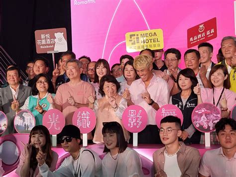 嘉市光織影舞中秋節登場 多巴胺穿搭賞粉紅月亮 蕃新聞
