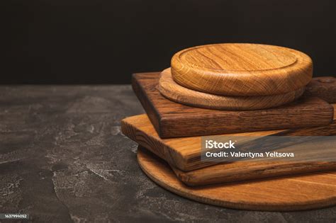 나무 식탁에 수건 위에 도마 갈색 질감의 배경에 도마와 키친 타월 메뉴 음식 카드 또는 조리법 배경 개념입니다 모형 디자인 텍스트 배치 복사 공간 도마 요리 도구에 대한