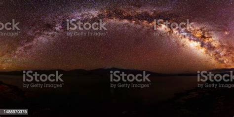 수천 개의 별이 있는 아름다운 밤하늘을 배경으로 산의 실루엣이 펼쳐지는 마법 같은 장면 0명에 대한 스톡 사진 및 기타 이미지