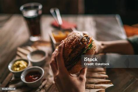 신선한 튀김 맛 있는 쇠고기 햄버거입니다 패스트 푸드의 개념입니다 감자 요리에 대한 스톡 사진 및 기타 이미지 감자 요리 개념과 주제 굽기 Istock