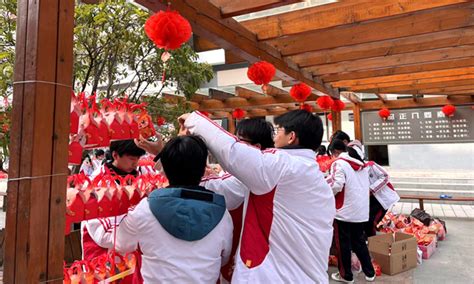 学校举行“龙行龘龘 前程朤朤”盲盒送祝福活动 荆门市第一中学