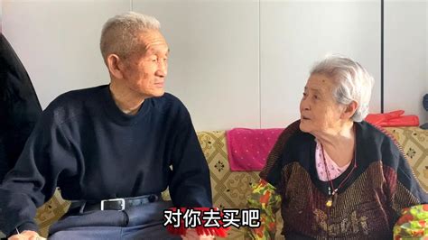 奶奶让87岁爷爷去买笤帚，孙子不让爷爷去买，84岁奶奶怎么说的？ Youtube