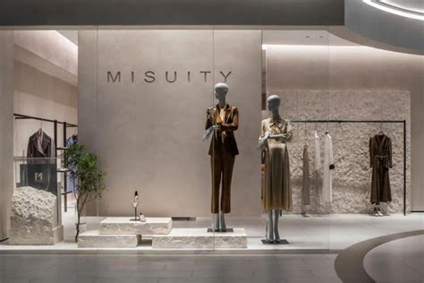 Pin By Ronjan On 橱窗 Fashion Store Design Store Design Interior Shop Front Design