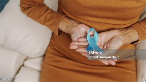 암으로 고통받는 성숙한 여성 아시아인 머리 스카프 파란 리본 노인 전국 암 인식의 날 개념 개성 개념에 대한 스톡 사진 및 기타 이미지 Istock