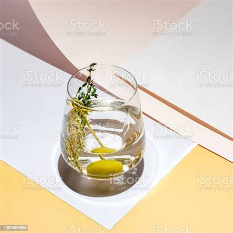 파스텔 배경에 차가운 알코올 또는 무알코올 칵테일 하드 라이트 깊은 그림자 0명에 대한 스톡 사진 및 기타 이미지 0명 감귤류 과일 고명 Istock