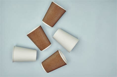 컬러 배경에 손에 종이 컵 커피숍의 친환경 소재 생분해성 일회용 식기 닫습니다 0명에 대한 스톡 사진 및 기타 이미지 0명 개체 그룹 건강에 좋지 않은 음식 Istock