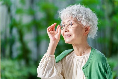 【カフェで】70代くらいの上品な女性に勇気を出して話しかけた結果…→「こんなふうに歳を重ねたい！」「ますます憧れる」 Moredoor