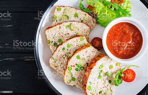 맛 있는 수 제 지상 녹색 완두콩과 검은 테이블에 브로콜리 닭 고기를 구운 음식 미국 고기 덩어리입니다 상위 뷰 미트 로프 식사에 대한 스톡 사진 및 기타 이미지 Istock