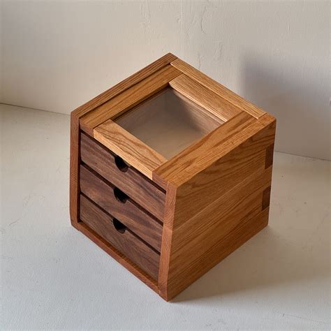 우드웨이브 목공방의왕목공방 안양목공방 회원작 미니 서랍장 여러가지 다양한 기법과 구조 등을 연습해 볼 수 있는 작업이었습니다👏👏 중간중간 문제들을 해결해나가기도