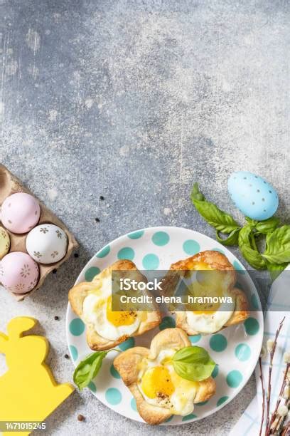 부활절 아침 식사 아이디어 돌 배경에 치즈와 베이컨을 곁들인 퍼프 페이스트리에 스크램블 에그 위에서 본 모습 공간을 복사합니다 0명에 대한 스톡 사진 및 기타 이미지